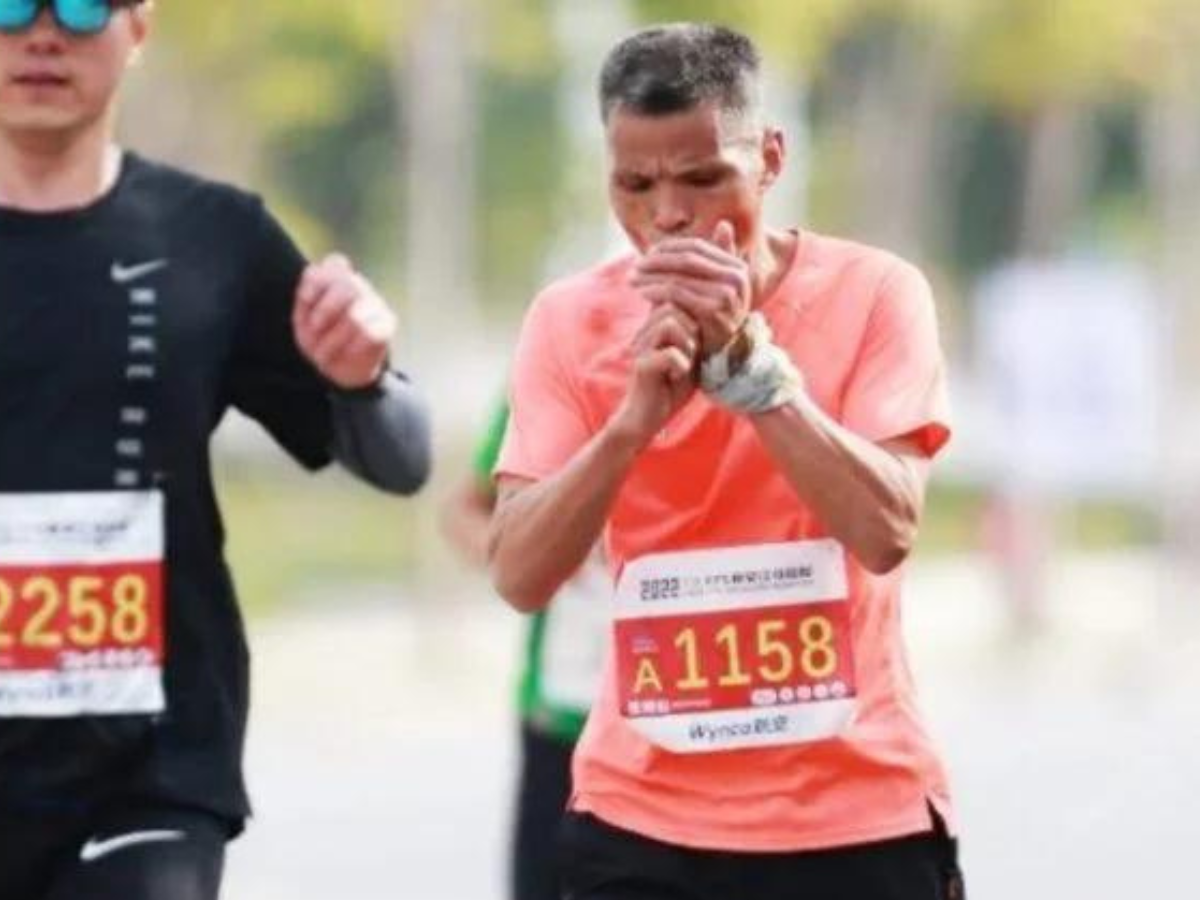 A 50-year-old completes a 42-km marathon while smoking cigarettes ...