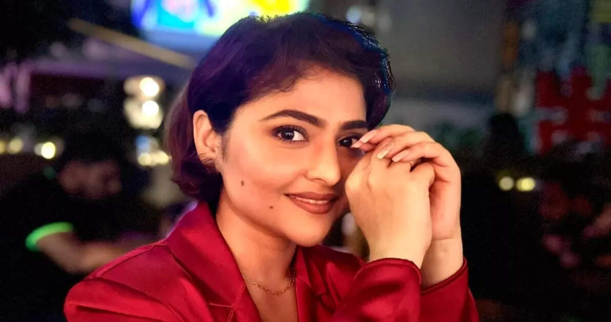 Celebs Arijit Singh, Parambrata Chattopadhyay, and Rituparna Sengupta ...