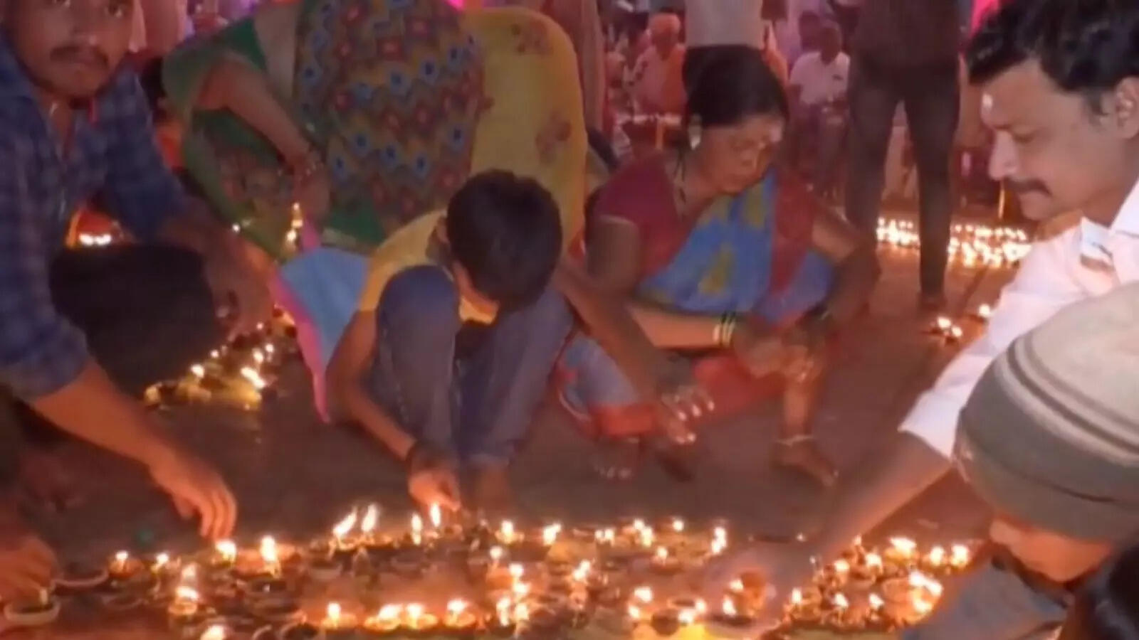 Laksha Deepotsava: Devotees offer prayers at Sri Siddharoodha Matha in ...