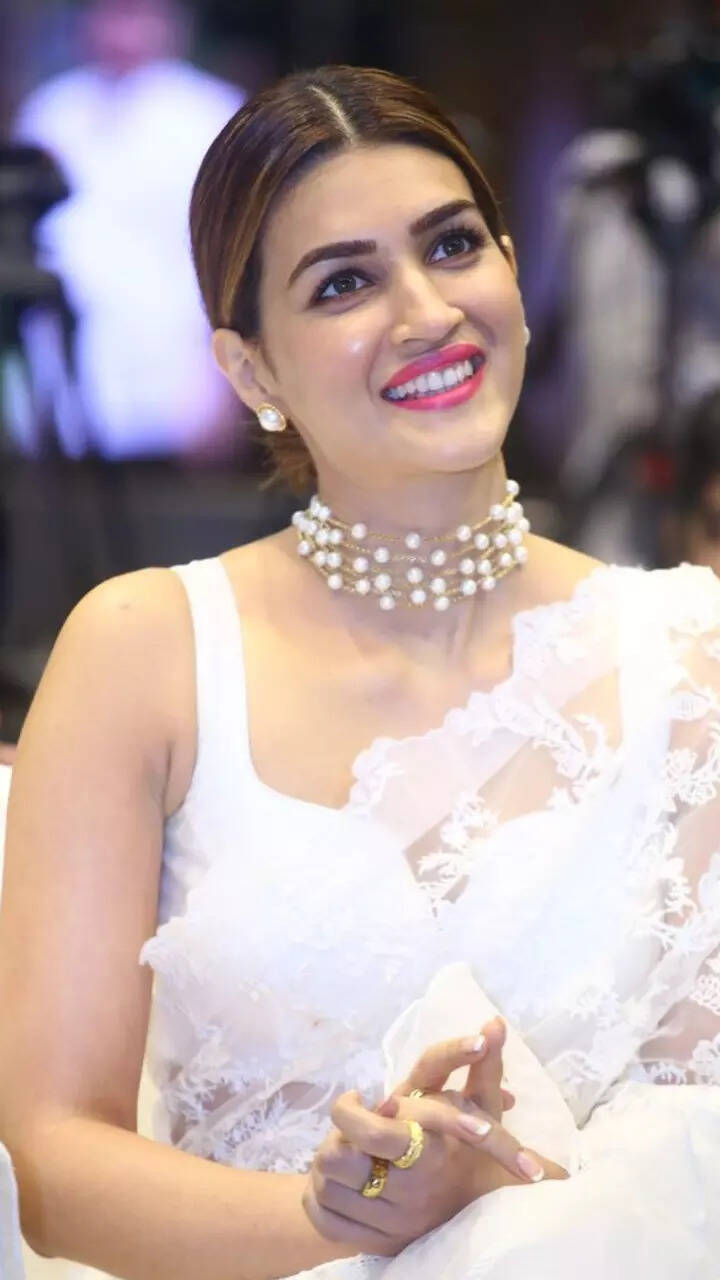 Raja Deluxe: Prabhas to romance these 3 actresses in Maruthi's film ...