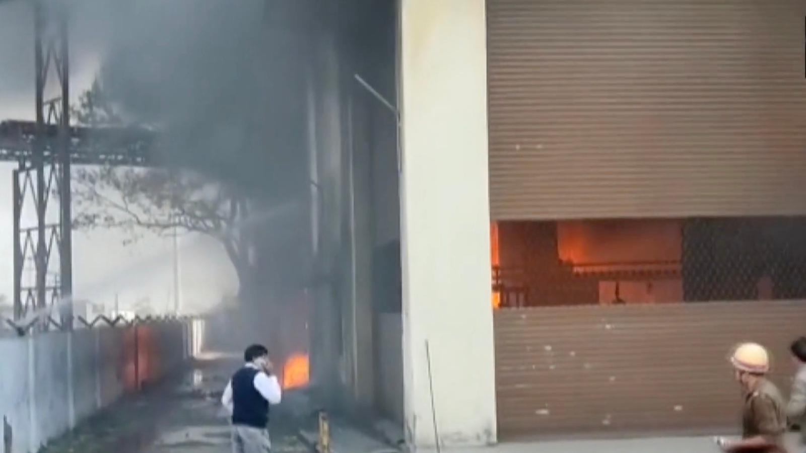 mohiuddinpur sugar mill: UP: Massive fire breaks out at Mohiuddinpur ...