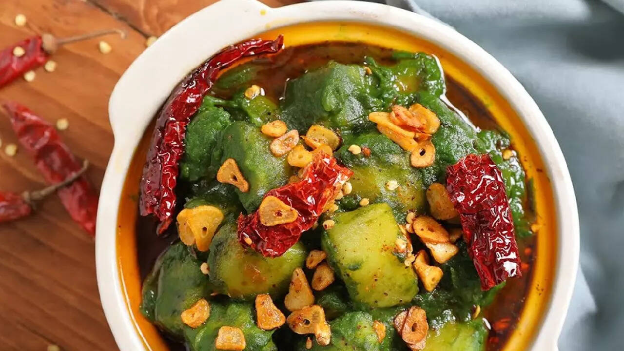 Watch: How to make Lasooni Aloo Palak - Times Food