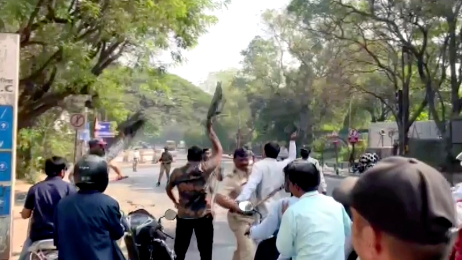 Swarajya organisation workers show black flags to Maharashtra Governor, detained