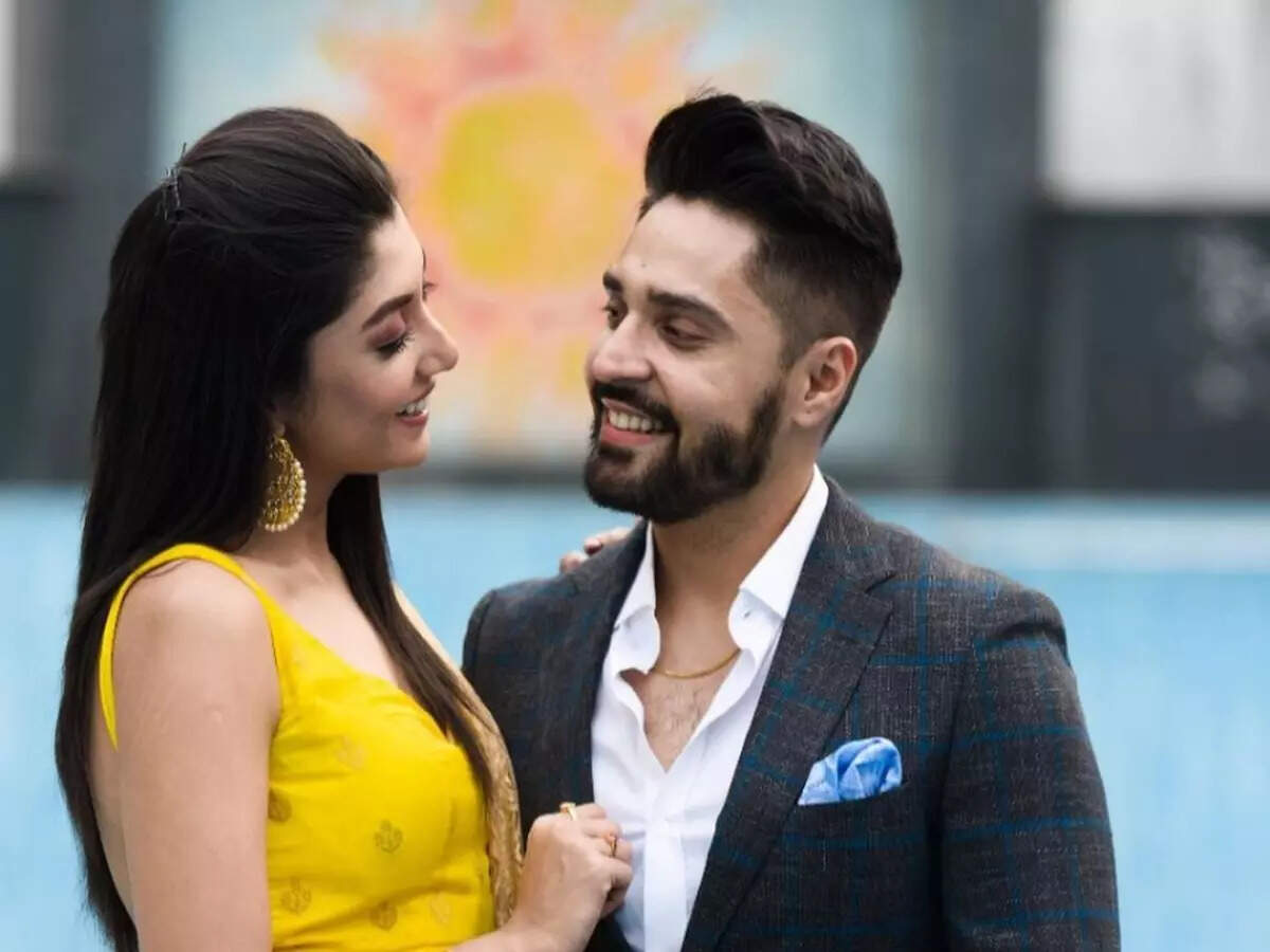 Gourab Chatterjee shares lovey-dovey pics to wish wife Devlina Kumar on her birthday; see pics