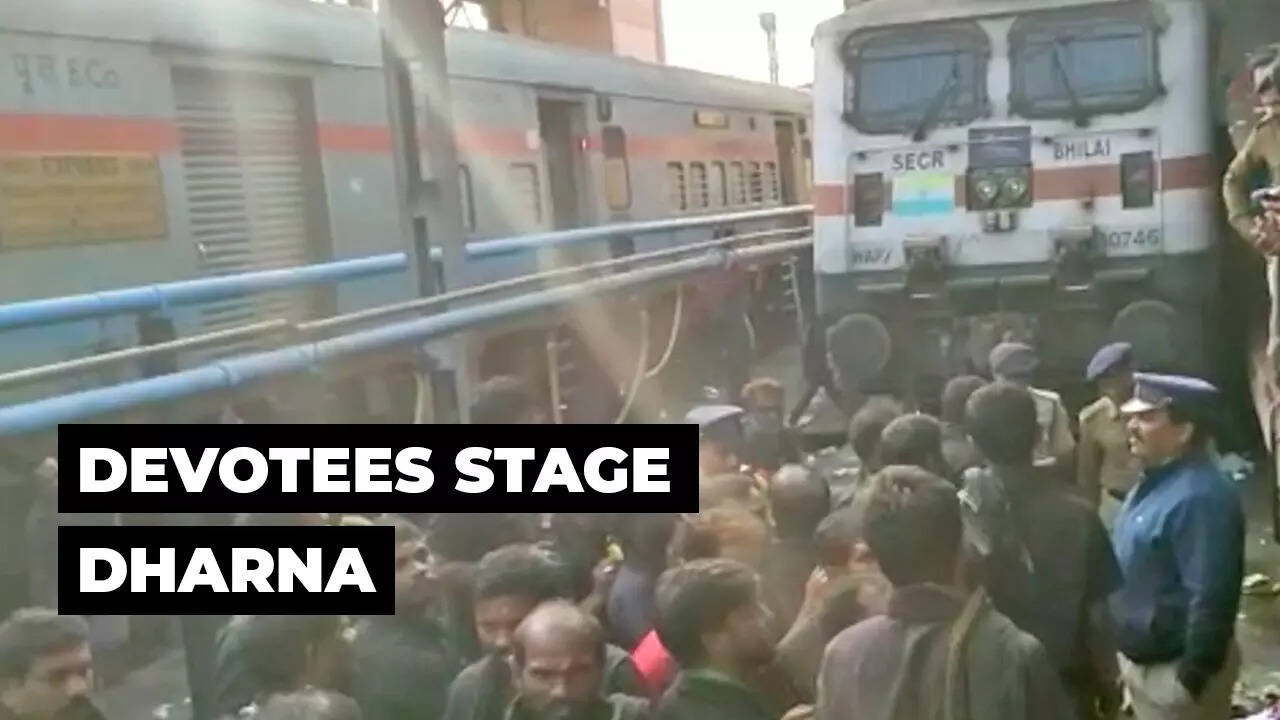Ayyappa devotees stage dharna in front of Kollam Express after learning ...