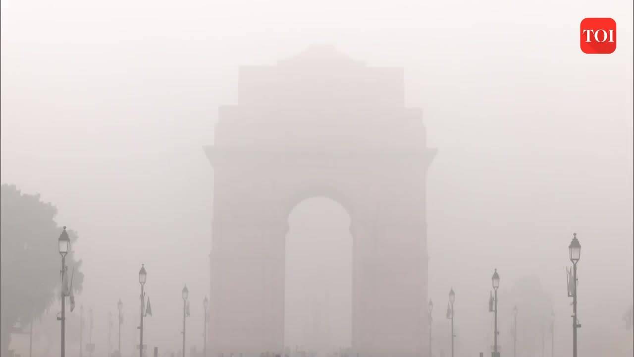 Fog engulfs Delhi, air quality in 'very poor' category