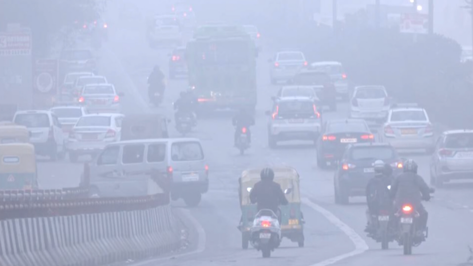 Delhi engulfs in dense fog, visibility reduces to zero