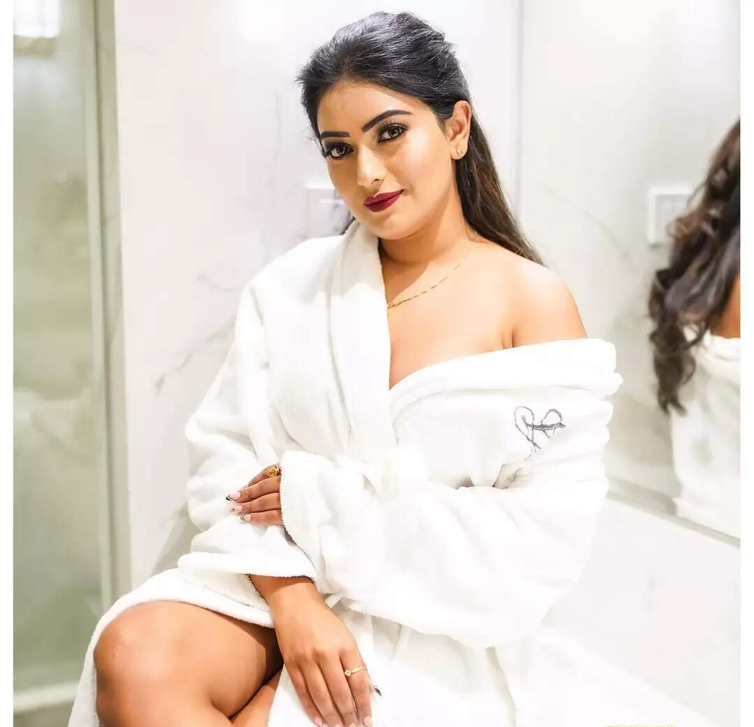 Sonika Gowda shares a jaw-dropping pic from the photoshoot | Bhojpuri Movie News - Times of India