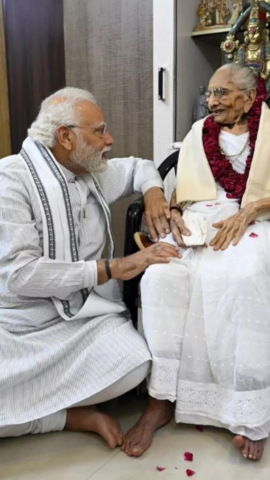 Heeraben Modi Funeral: PM Modi carries mortal remains of mother ... Heeraben Modi Funeral: PM Modi carries mortal remains of mother ...