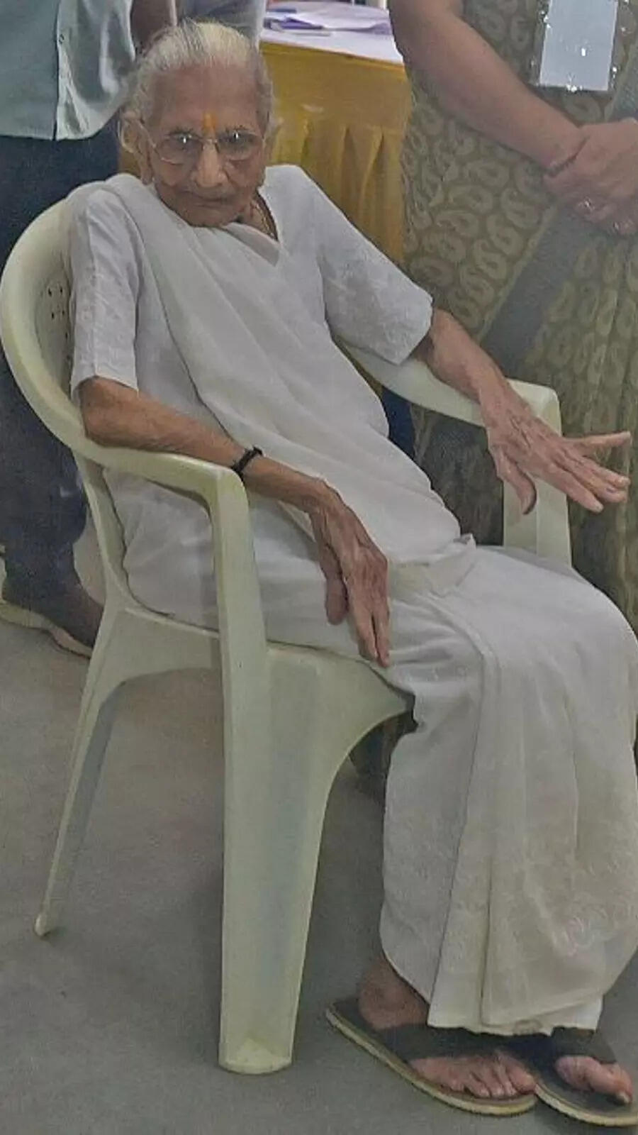 Heeraben Modi Funeral: PM Modi carries mortal remains of mother ...