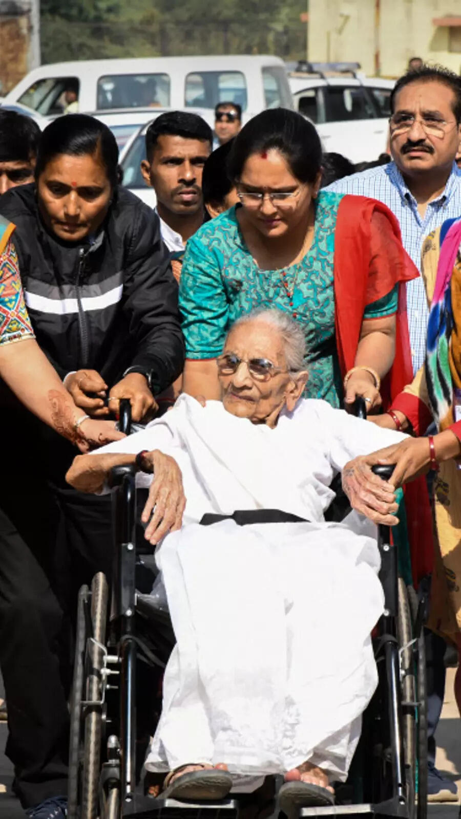 Heeraben Modi Funeral: PM Modi carries mortal remains of mother ... Heeraben Modi Funeral: PM Modi carries mortal remains of mother ...