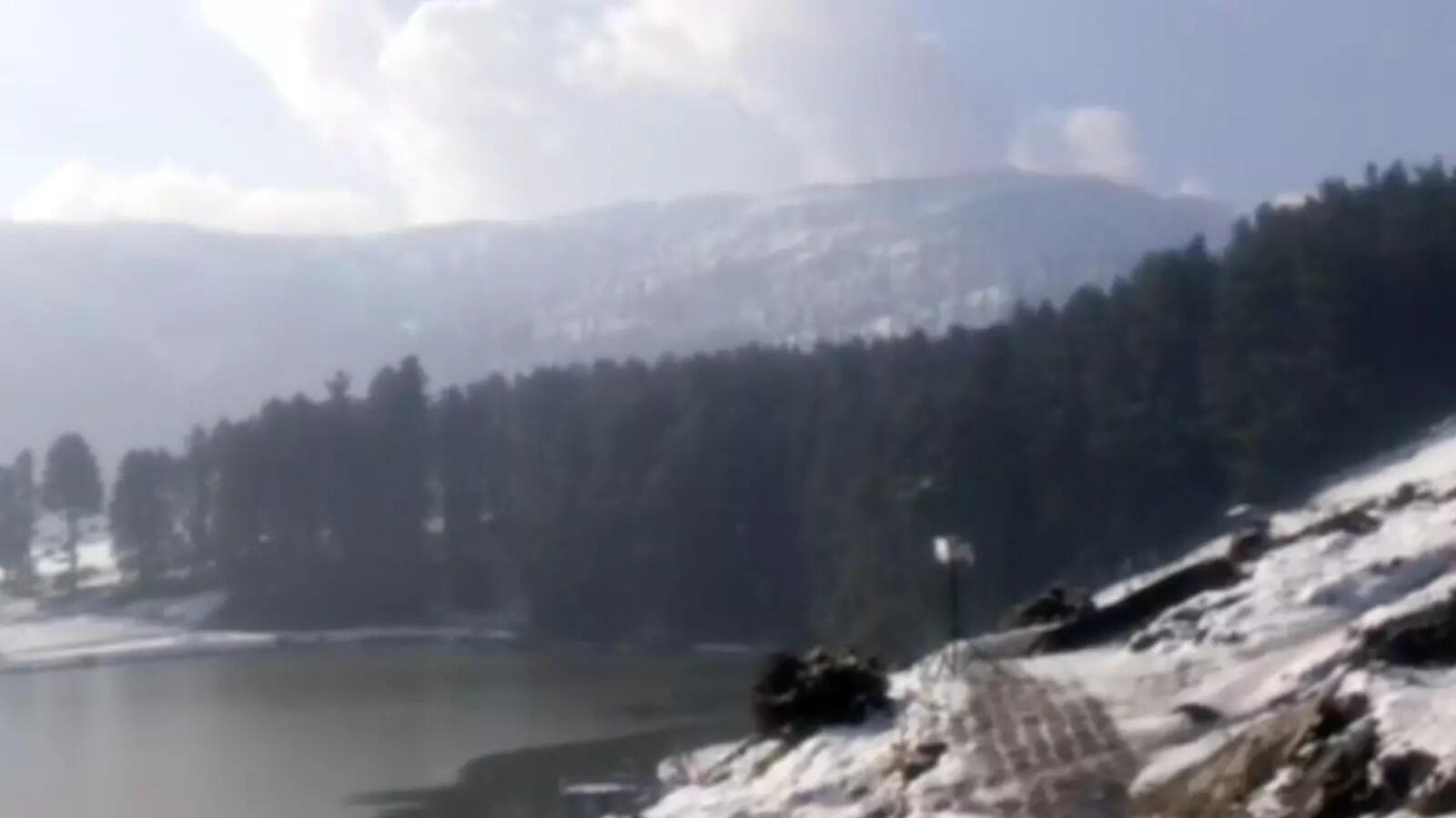 J&K: Fresh snowfall lashes Patnitop