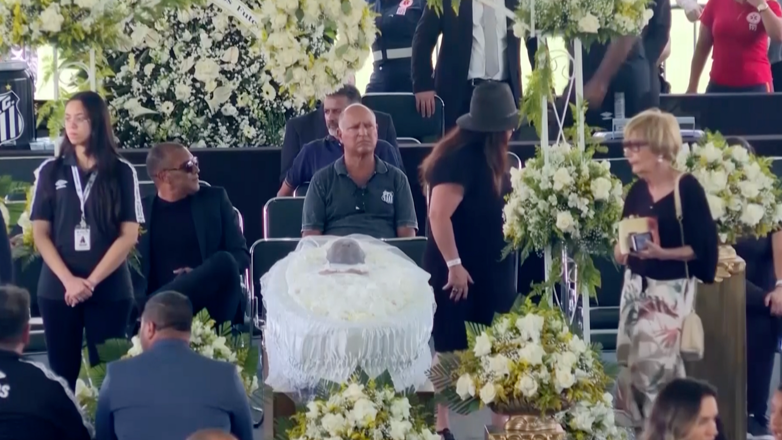 Fans pay tributes to football legend Pele at his home stadium