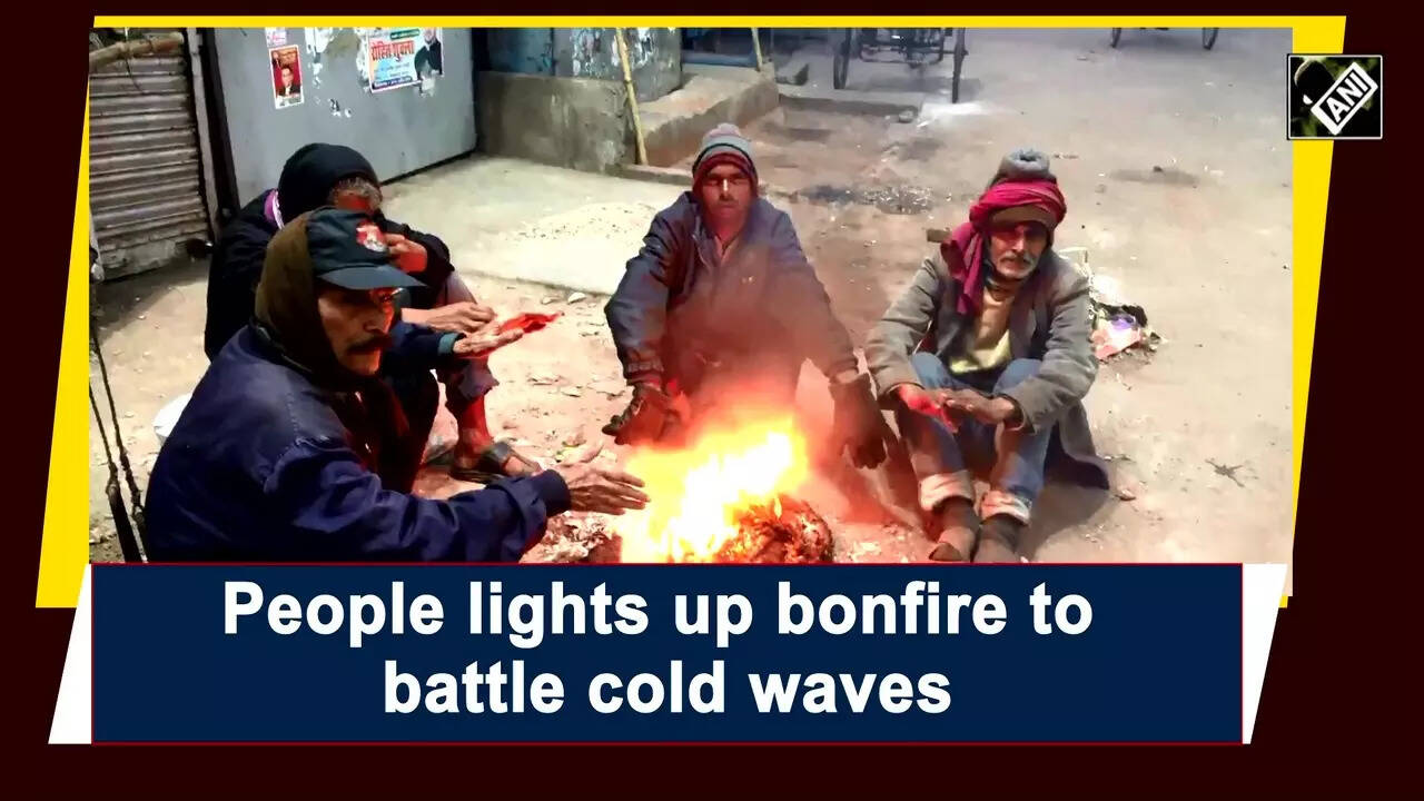 People lights up bonfire to battle cold waves in North India