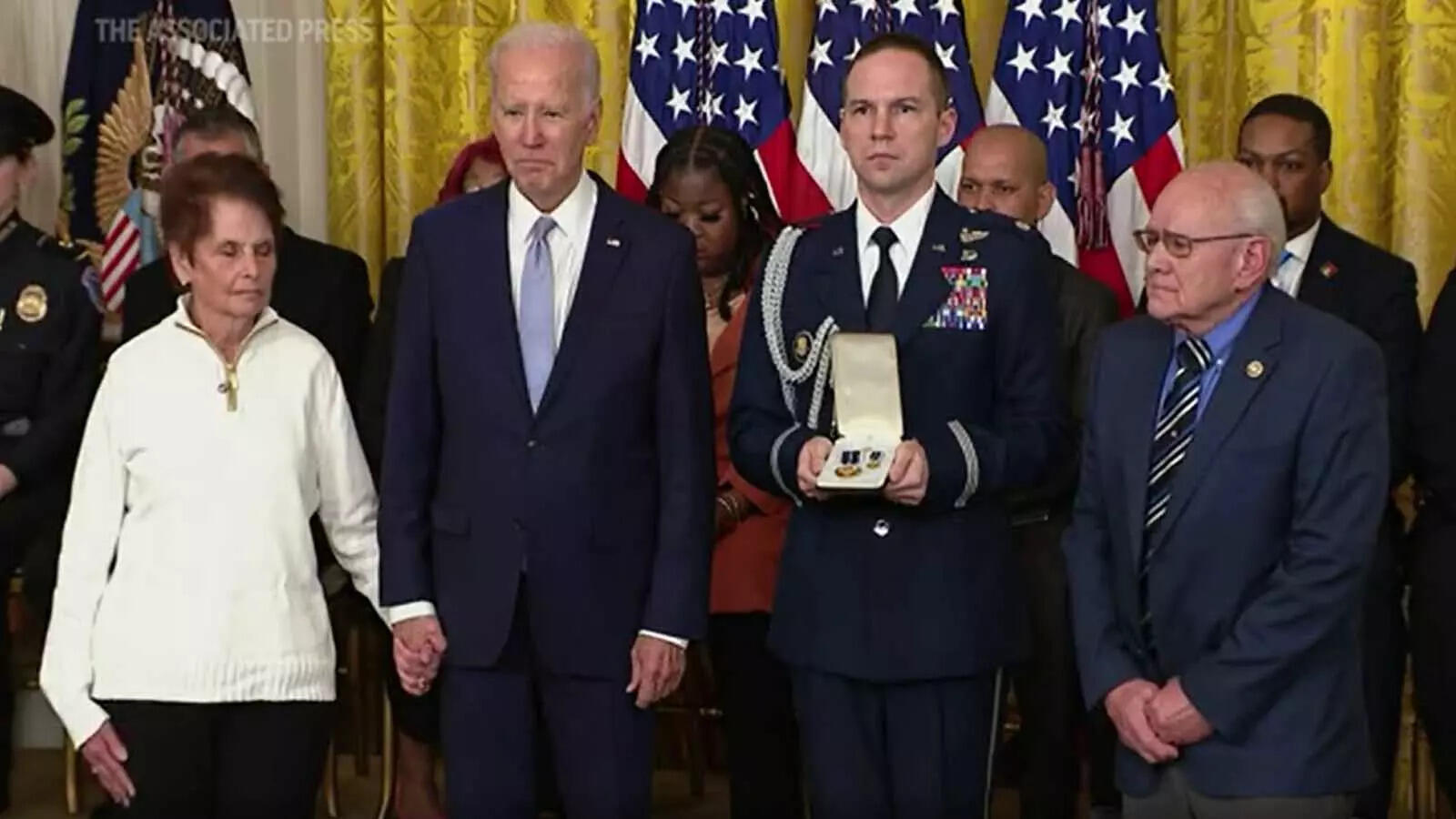 Biden awards medals to 'heroes' of January 6