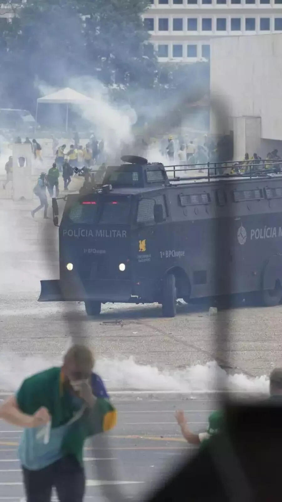 Brazil Protests: Bolsonaro supporters invade Brazil presidential palace ...