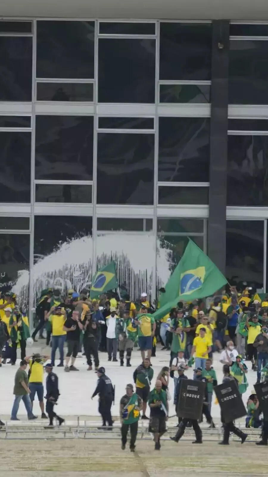 Brazil Protests: Bolsonaro supporters invade Brazil presidential palace ...