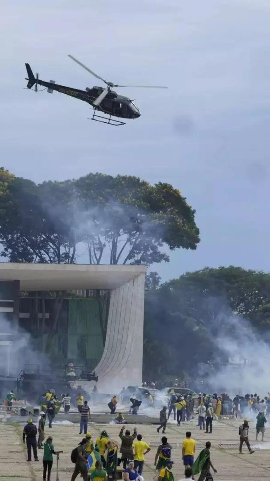Brazil Protests: Bolsonaro supporters invade Brazil presidential palace ...