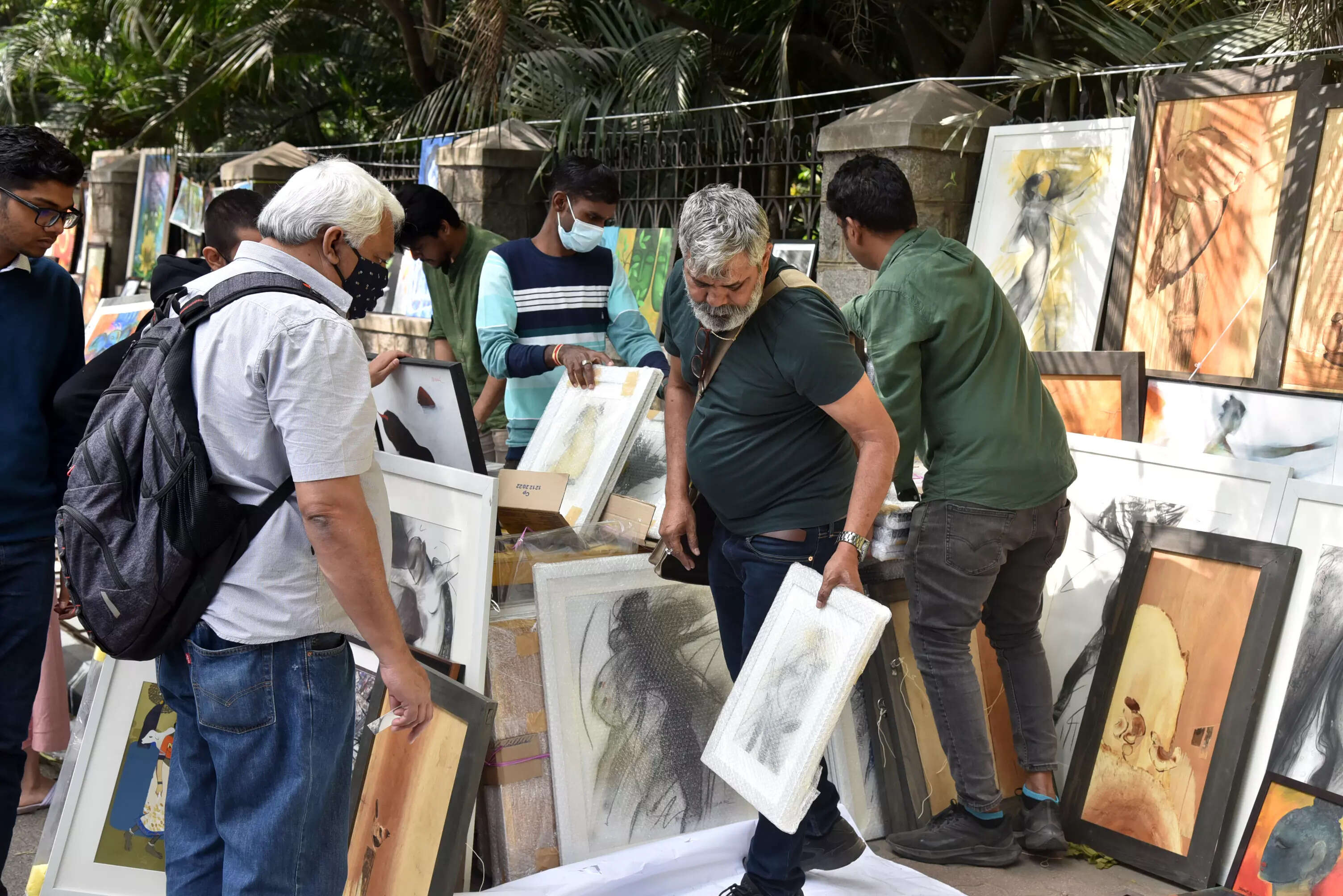 Bengaluru's art beats for teeming Chitra Santhe | Events Movie News ...