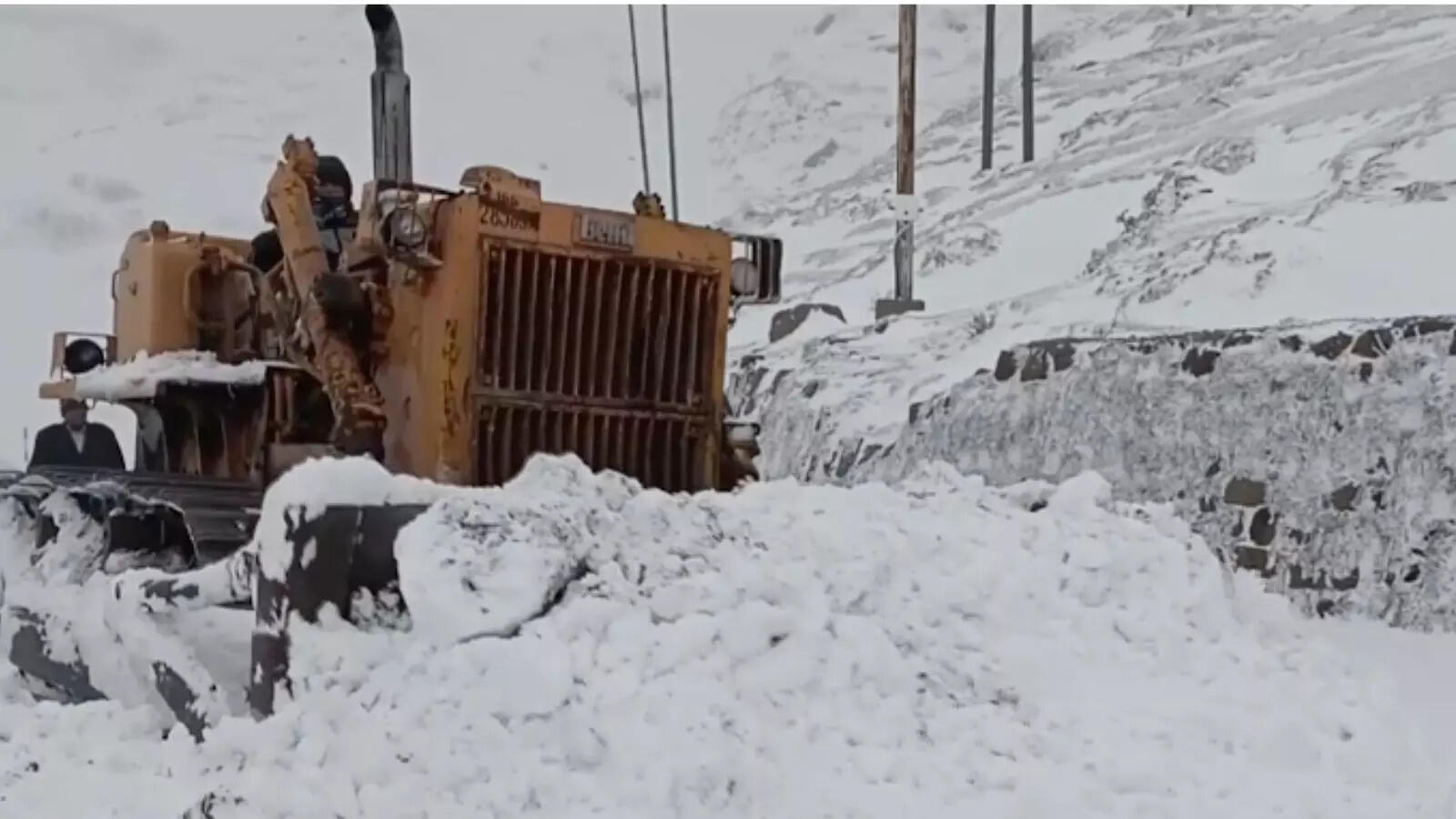 Tourists rejoice fresh snowfall in Ramban district, roads covered in ...