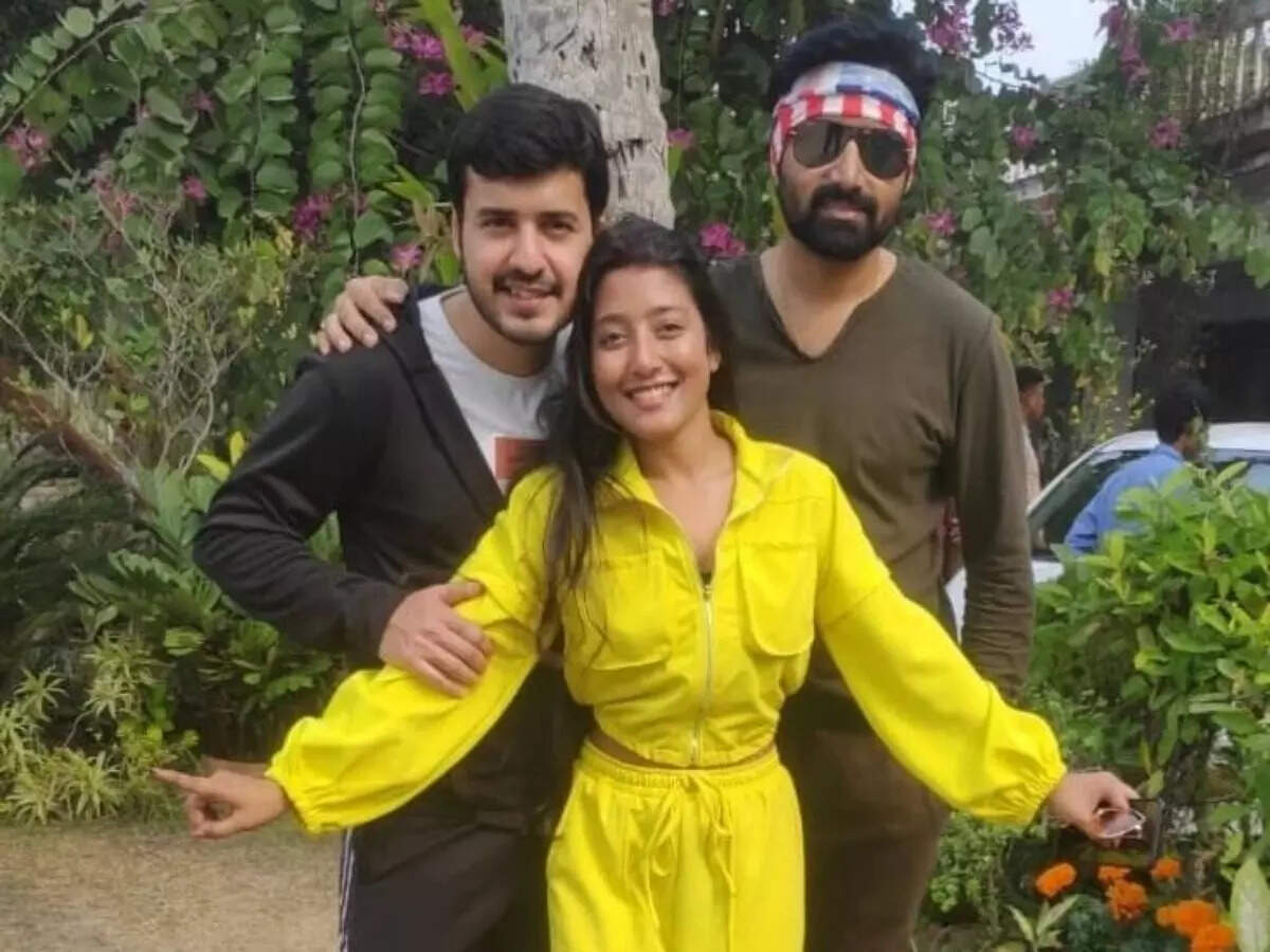 Team ‘Khelna Bari’ enjoys a picnic; see candid pics of Biswajit Ghosh ...