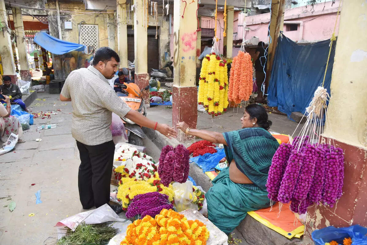 Bengaluru’s Gandhi Bazaar came alive as Sankranti shoppers stepped out ...