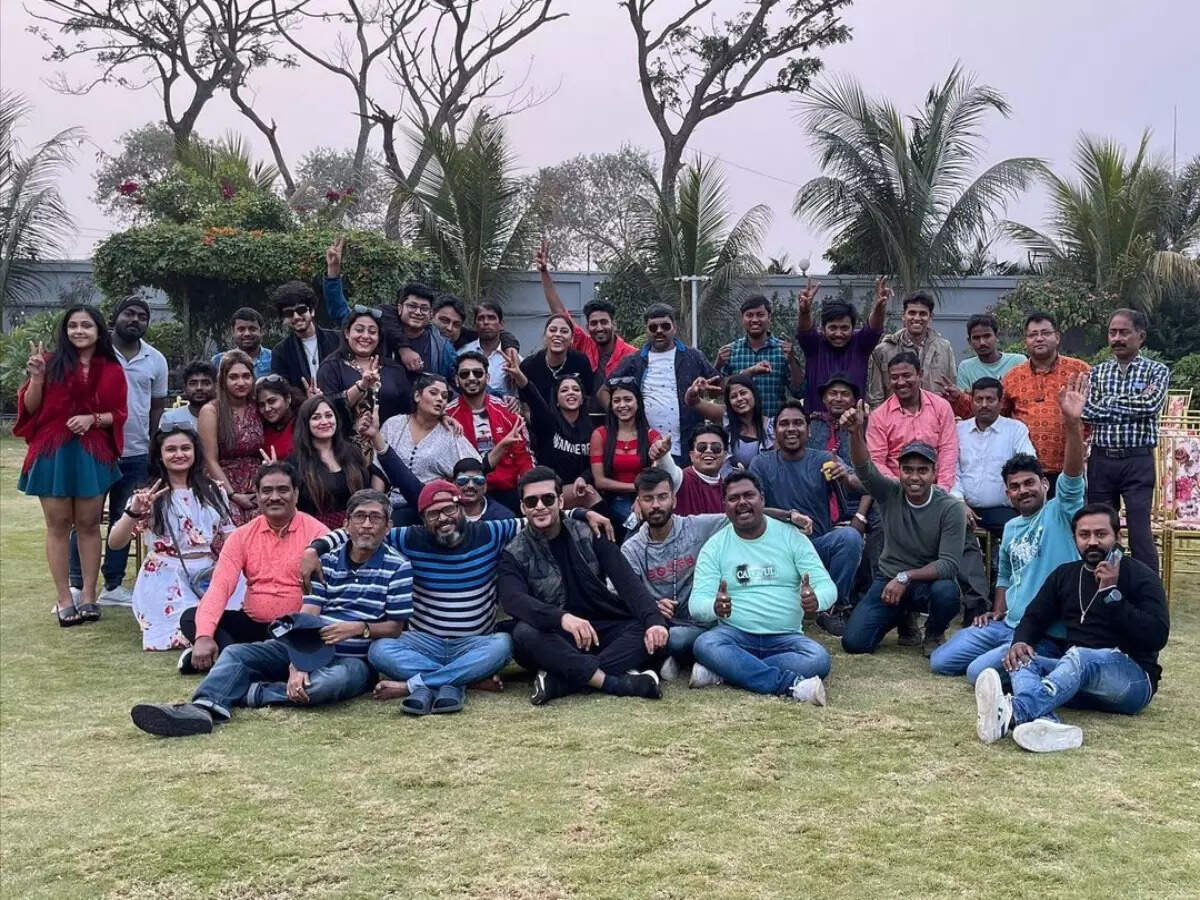 Arnab Banerjee, Kheyali Mondal, Abhishek Bose enjoy a picnic with ‘Alta ...