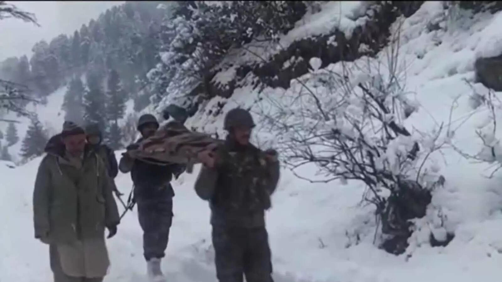 Baramulla: Indian Army rescues ailing 80-year-old woman amid heavy snowfall Baramulla: Indian Army rescues ailing 80-year-old woman amid heavy snowfall