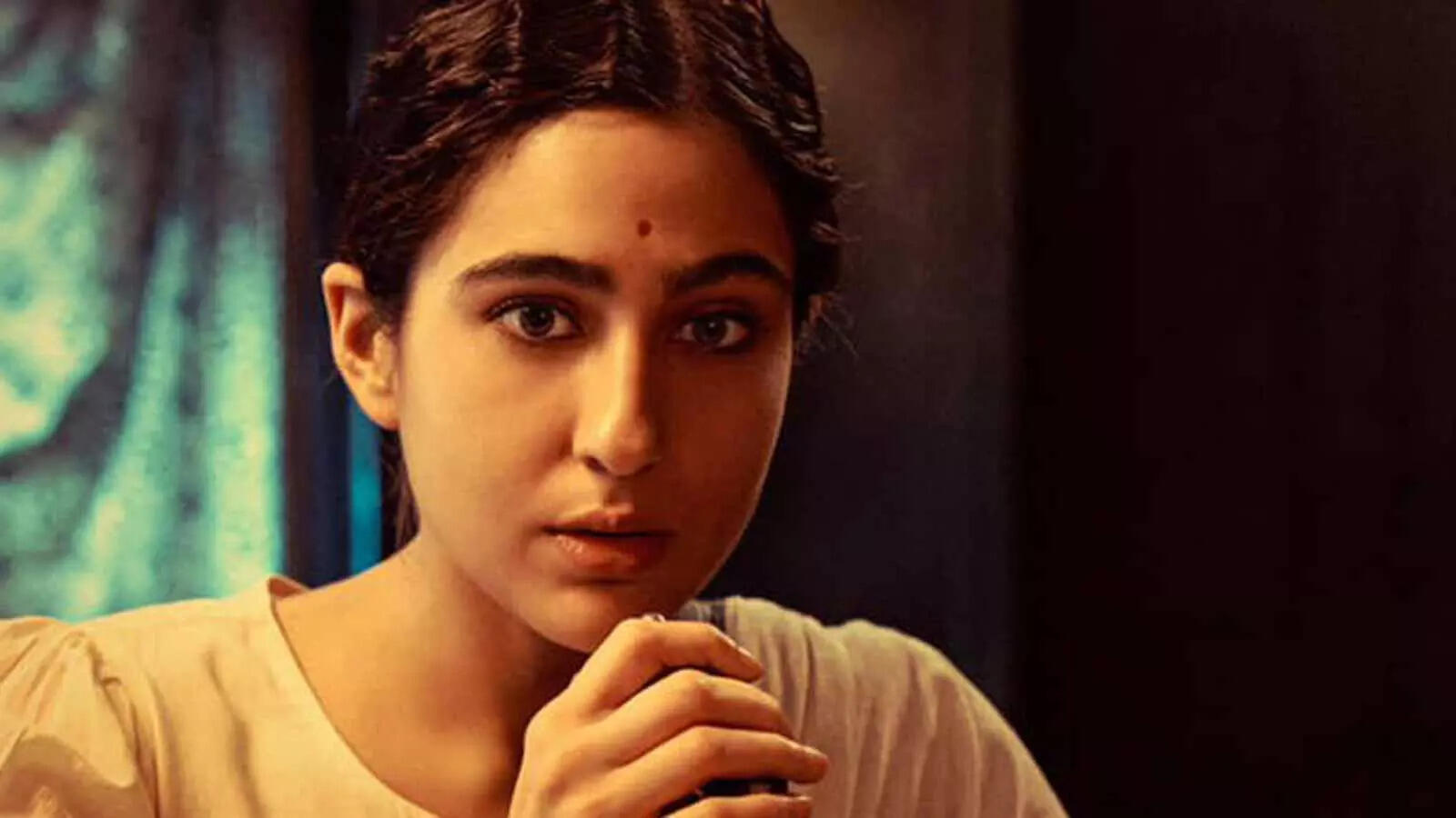 Sara Ali Khan's no make-up look in a traditional sari and bindi from ...