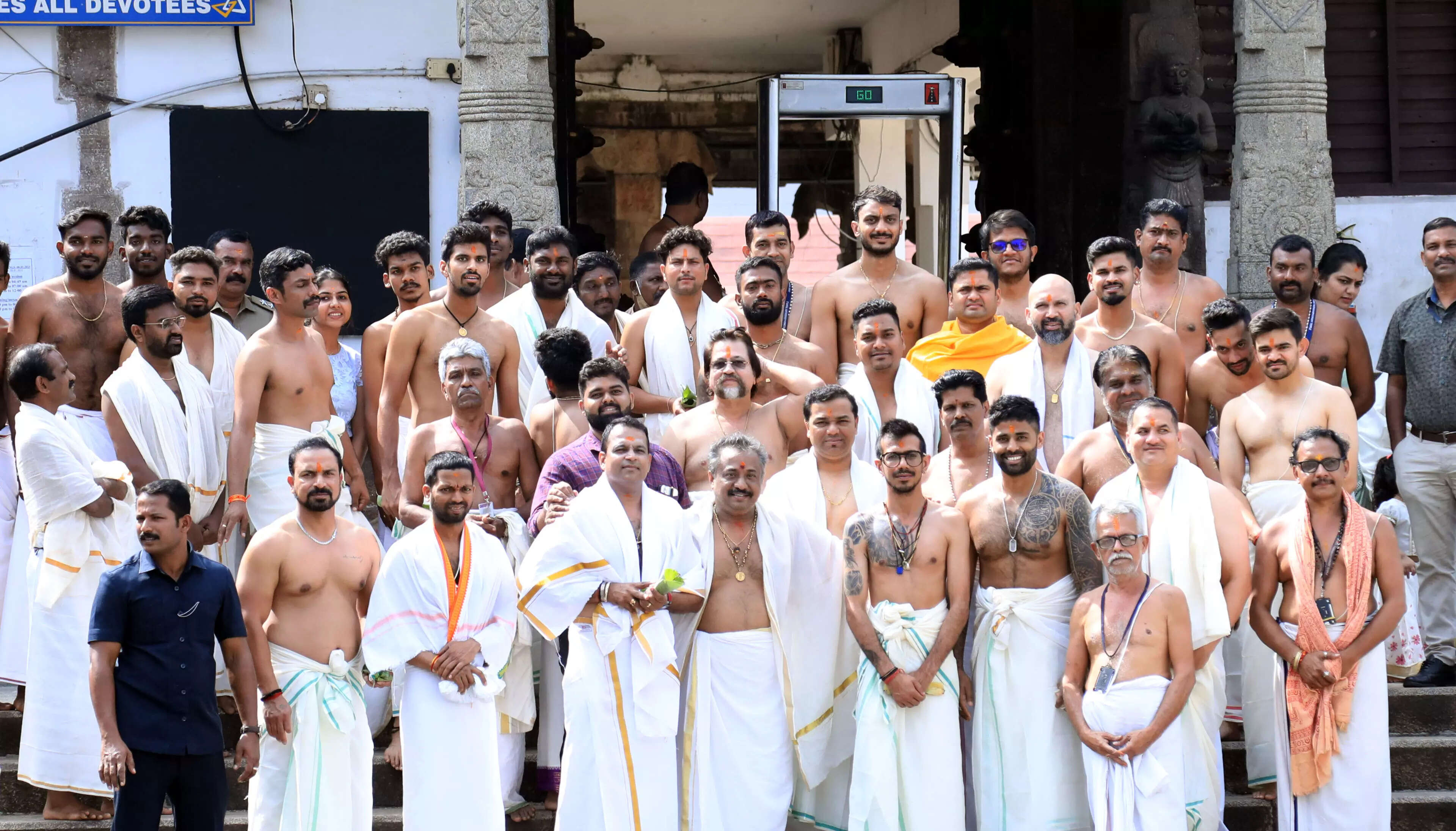Indian cricketers visit temple