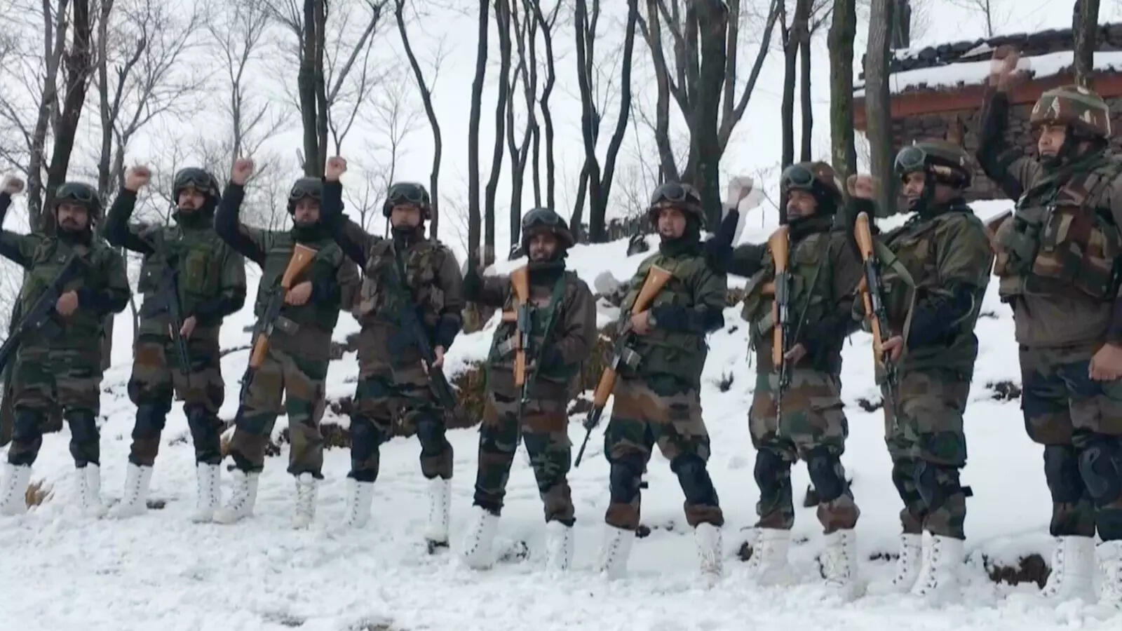 Indian Army Carries Out Patrolling Along Loc Amid Heavy Snowfall