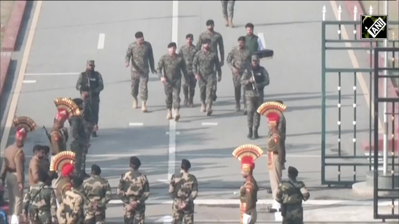 pakistan rangers: BSF, Pakistan Rangers exchange sweets on Republic Day ...