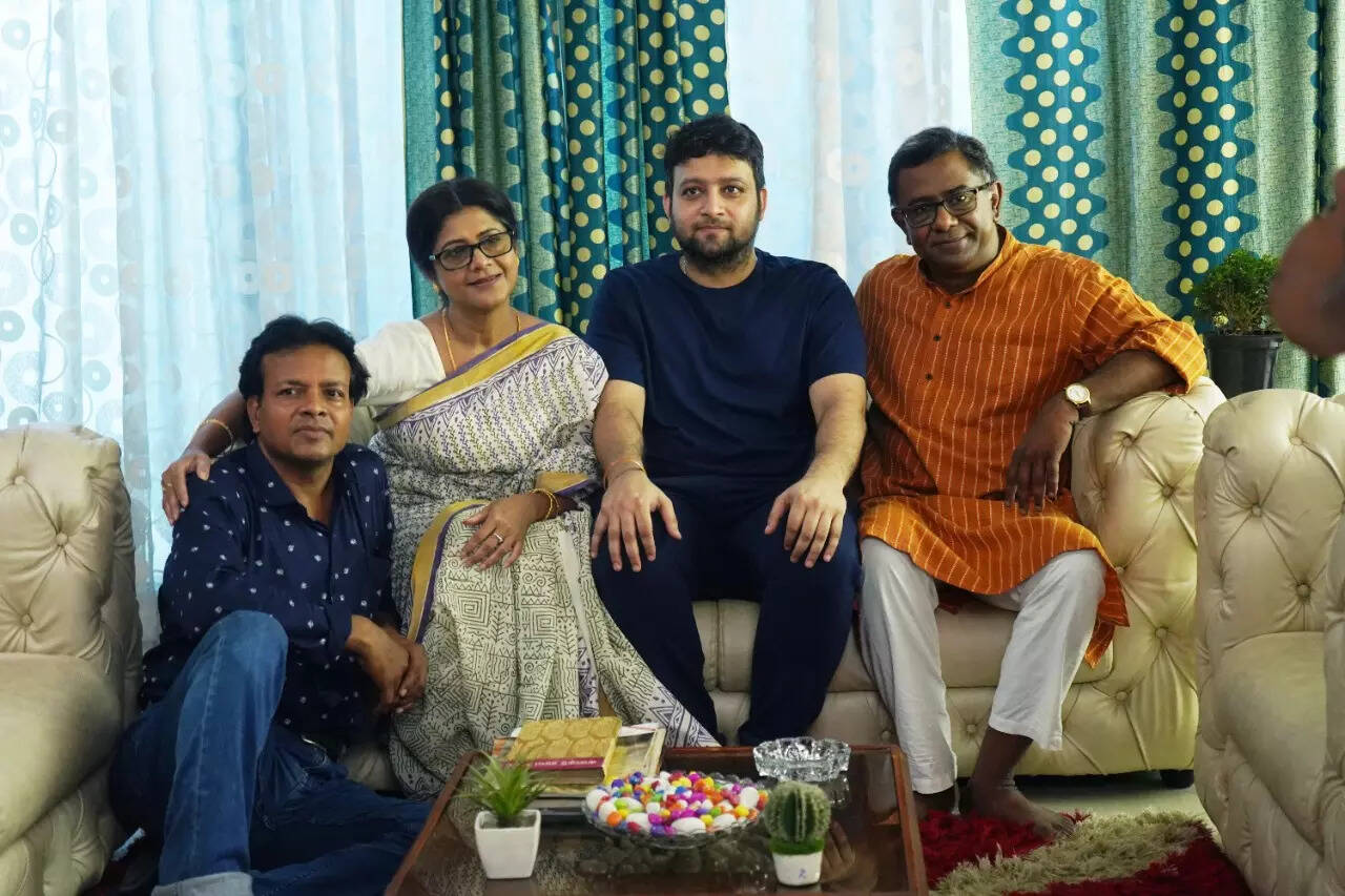 Kamleshwar Mukherjee, Laboni Sarkar in a heartwarming family drama | Bengali Movie News - Times ...