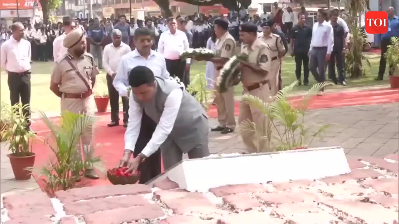 Pramod Sawant pays floral tribute to Mahatma Gandhi on his death ...