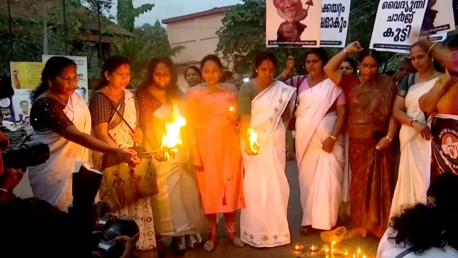 Kerala: Mahila Congress stage protest in Thiruvananthapuram over State ...