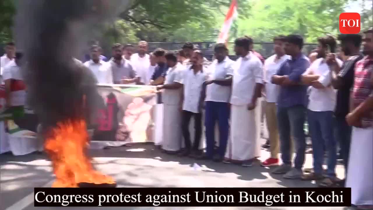 Congress workers protest against Union budget in Kochi