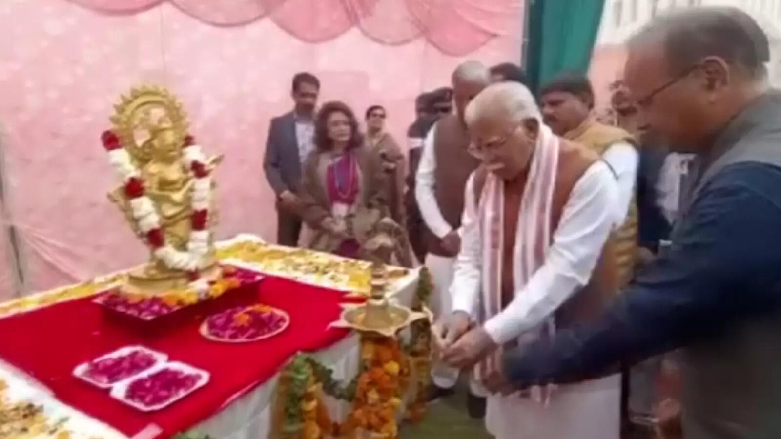 Haryana CM Khattar unveils Statue of Vivekananda at Chaudhary Bansi Lal ...