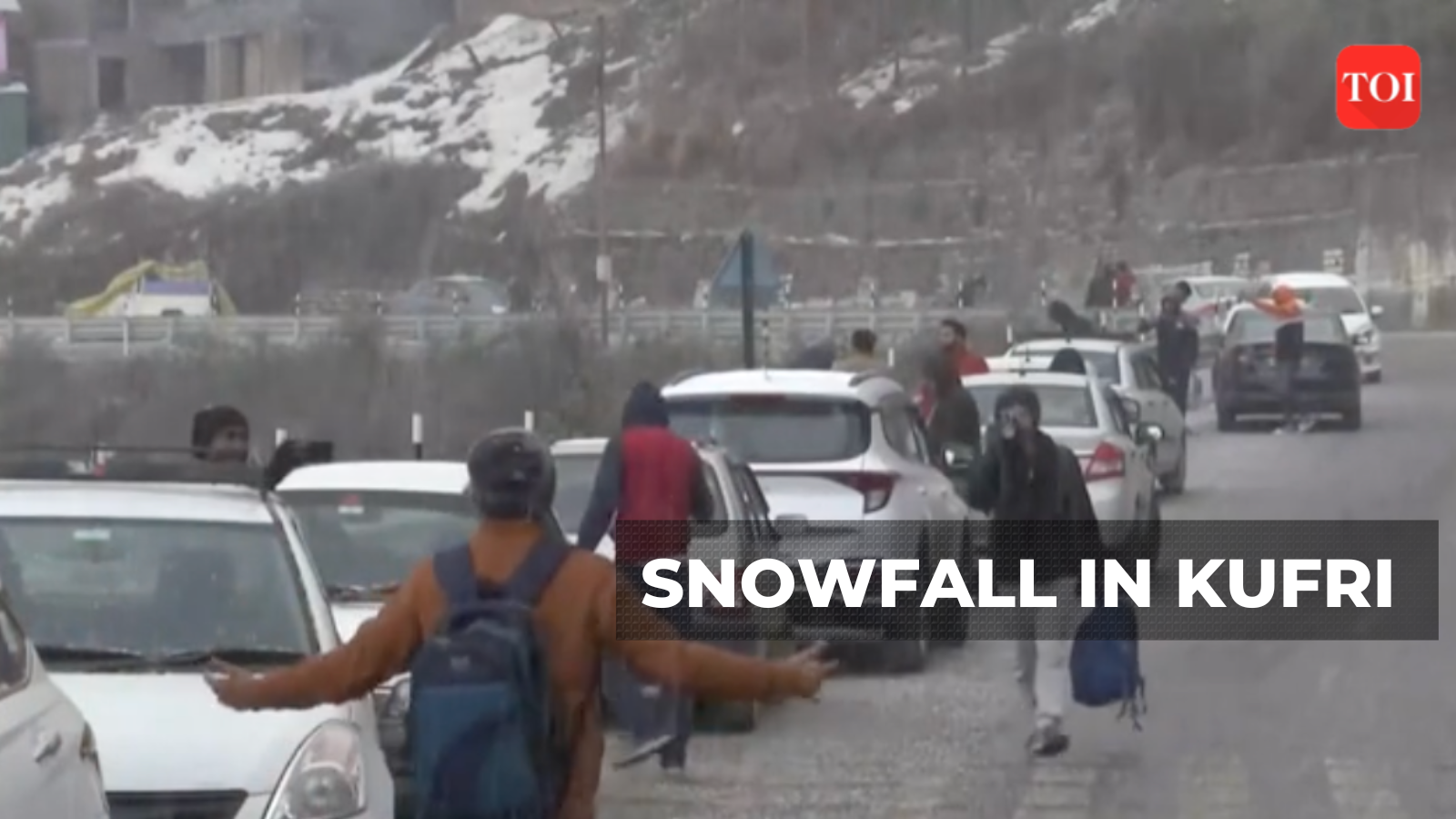 Watch: Tourists enjoy snowfall at Himachal’s Kufri