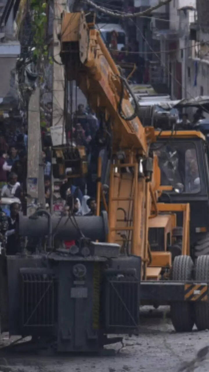 Mehrauli Demolition drive continues amid protests in Delhi | Delhi News ...