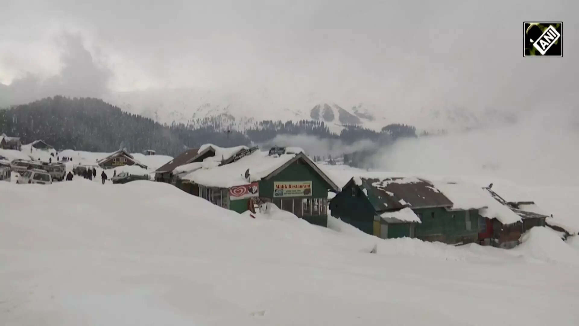 Mesmerizing snow-covered Gulmarg attracts tourist