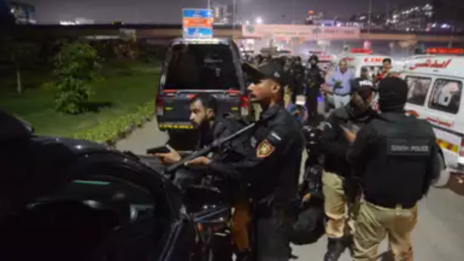 Video: TTP terrorists storm police headquarters in Karachi, Pakistan