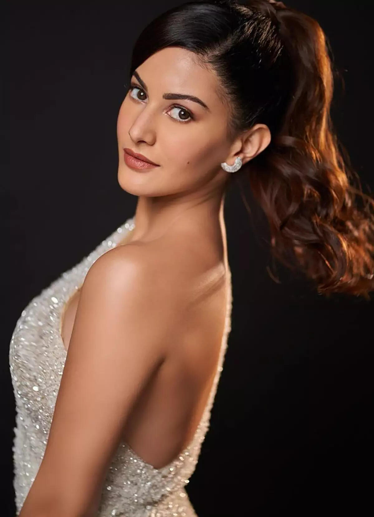 Amyra Dastur is raising temperatures with her glamorous photoshoots ...