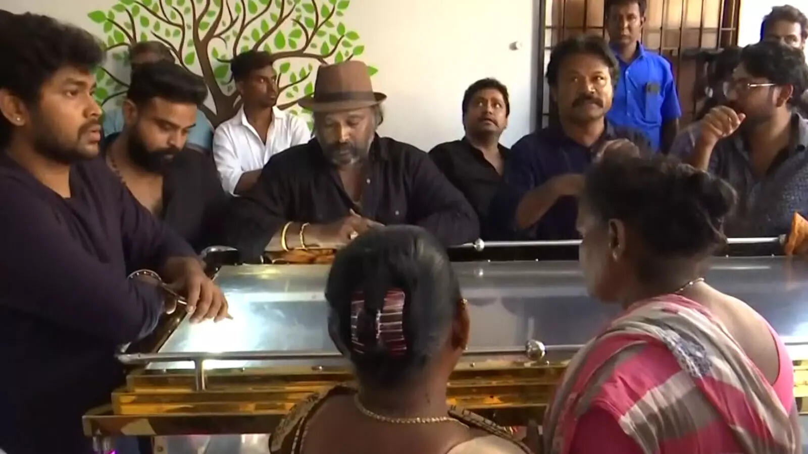 Tamil actor Mayilsamy passes away, people pay tribute