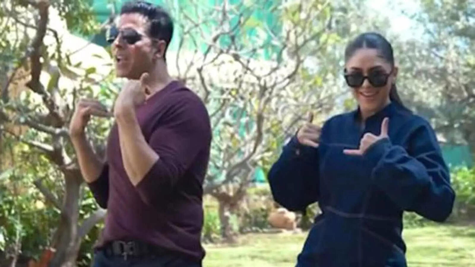 Akshay Kumar grooves to 'Kudiye Ni Teri Vibe’ with Mrunal Thakur ...