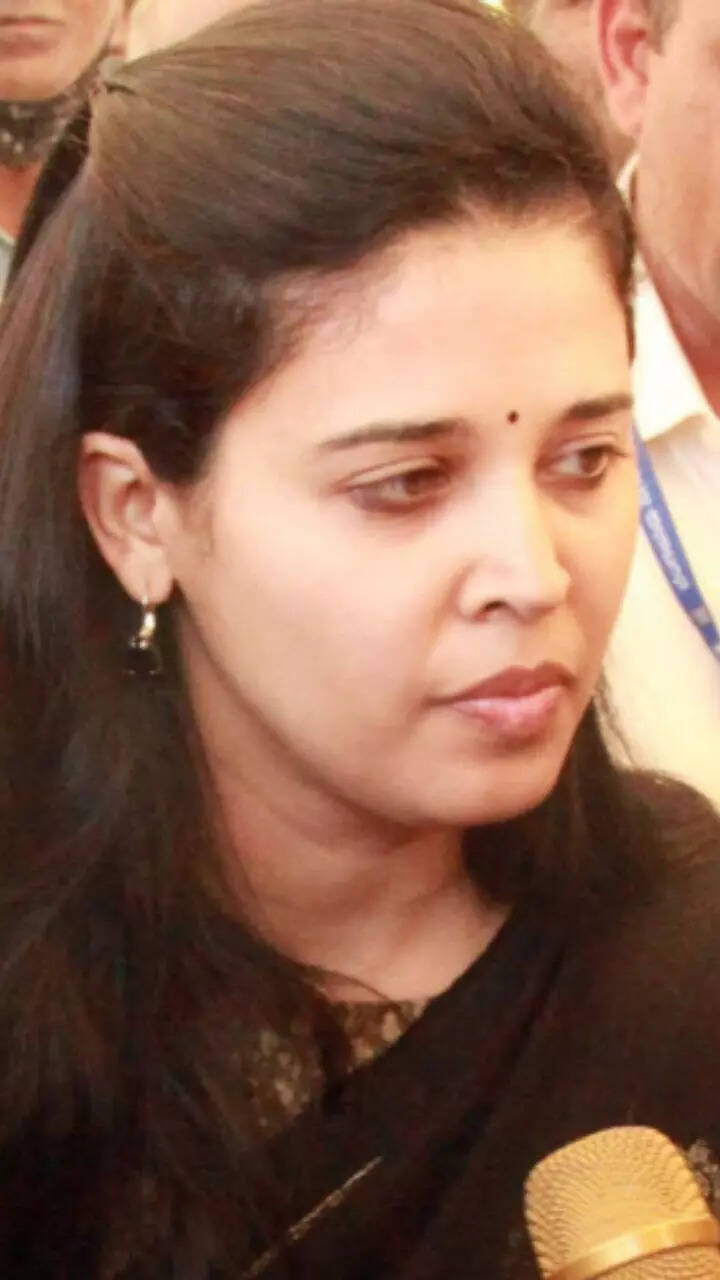 After public spat, Karnataka govt shunts out D Roopa, Rohini Sindhuri ...