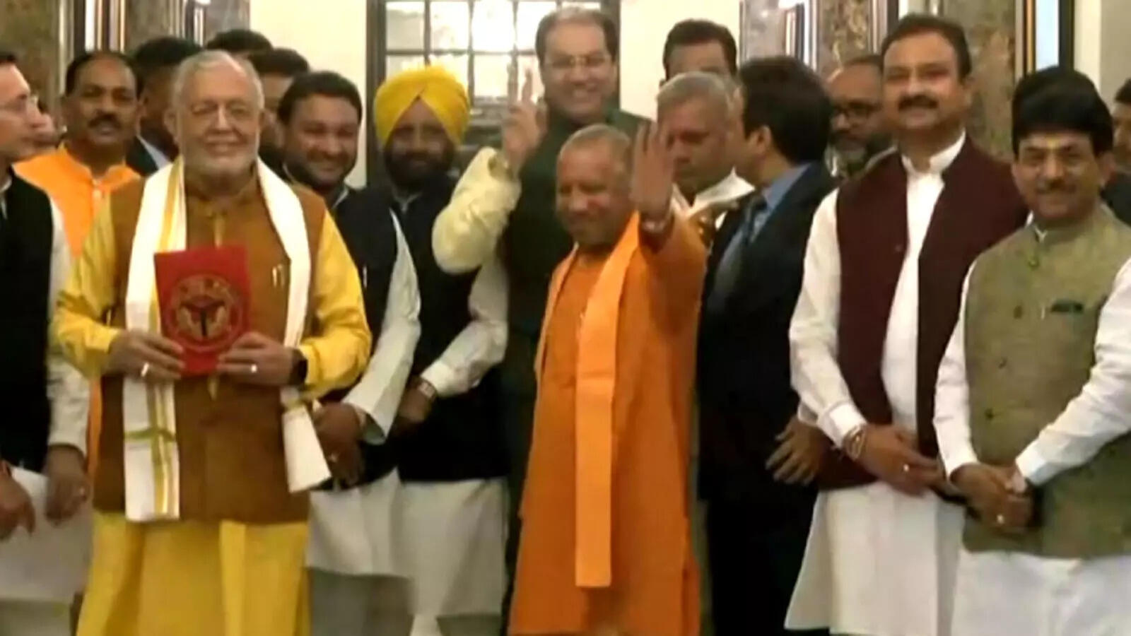 UP CM Yogi Adityanath, FM Suresh Khanna arrive at Lucknow assembly for ...