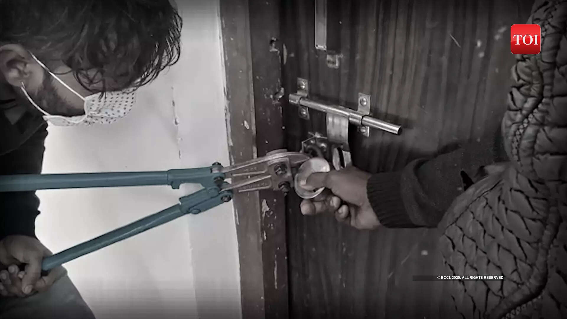 Three thieves held for breaking house, demonstrate robbery infront of ...