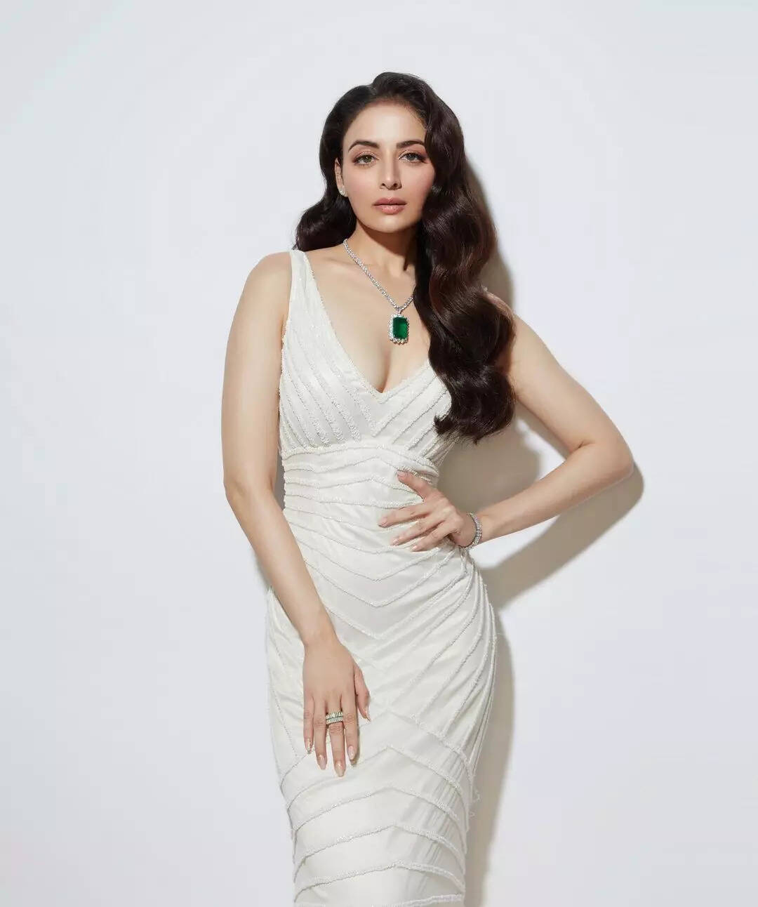 Zoya Afroz looks like a dream in white!