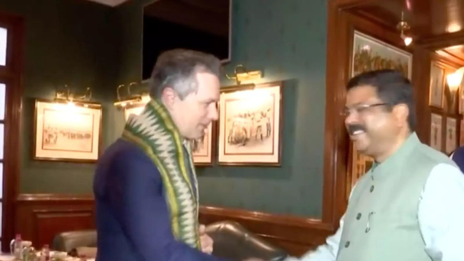 Union Education Minister Dharmendra Pradhan meets Australian ...