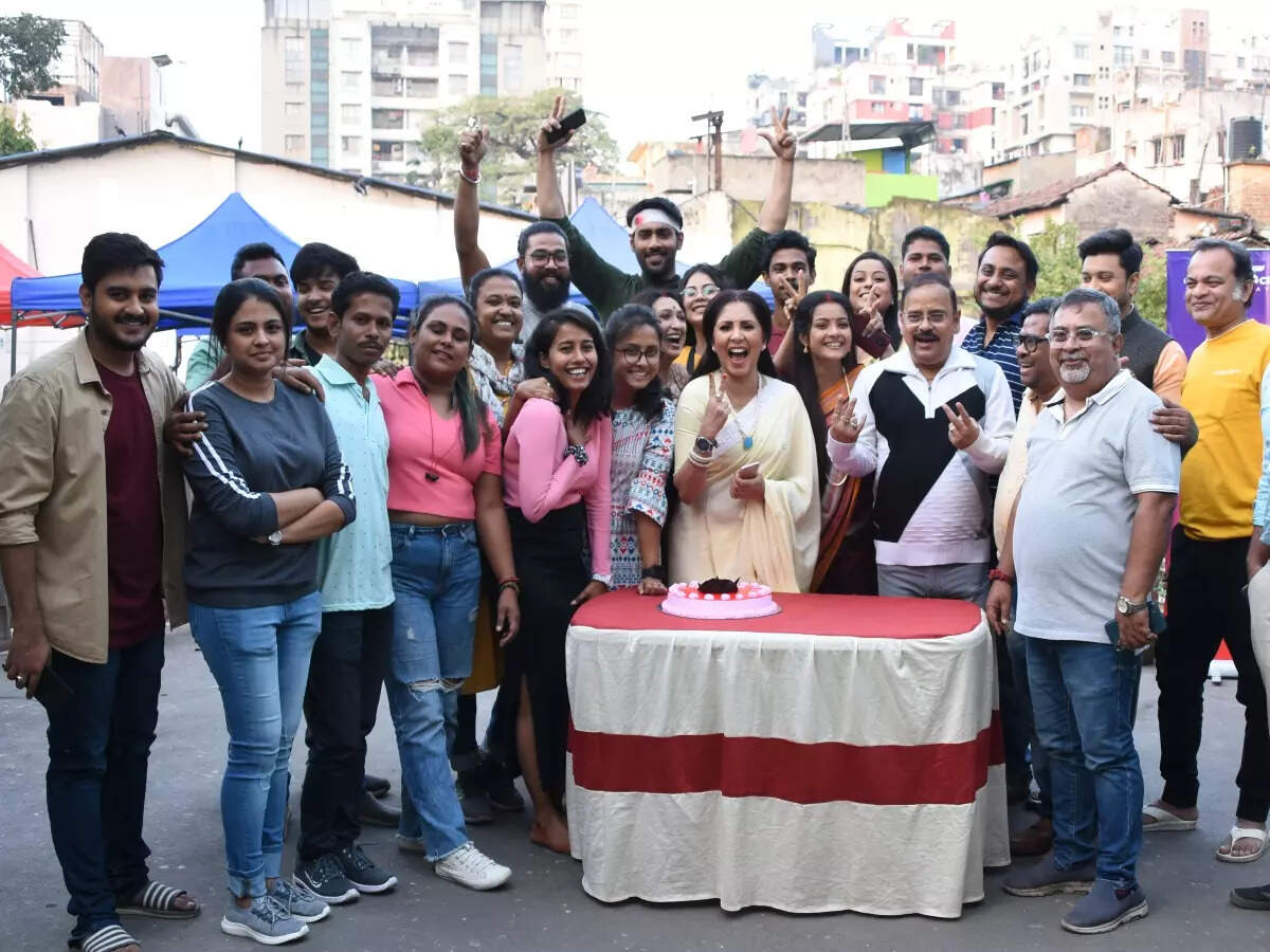 Pics from Diya Basu-Shayan Mukherjee starrer Canning Er Minu’s wrap up ...